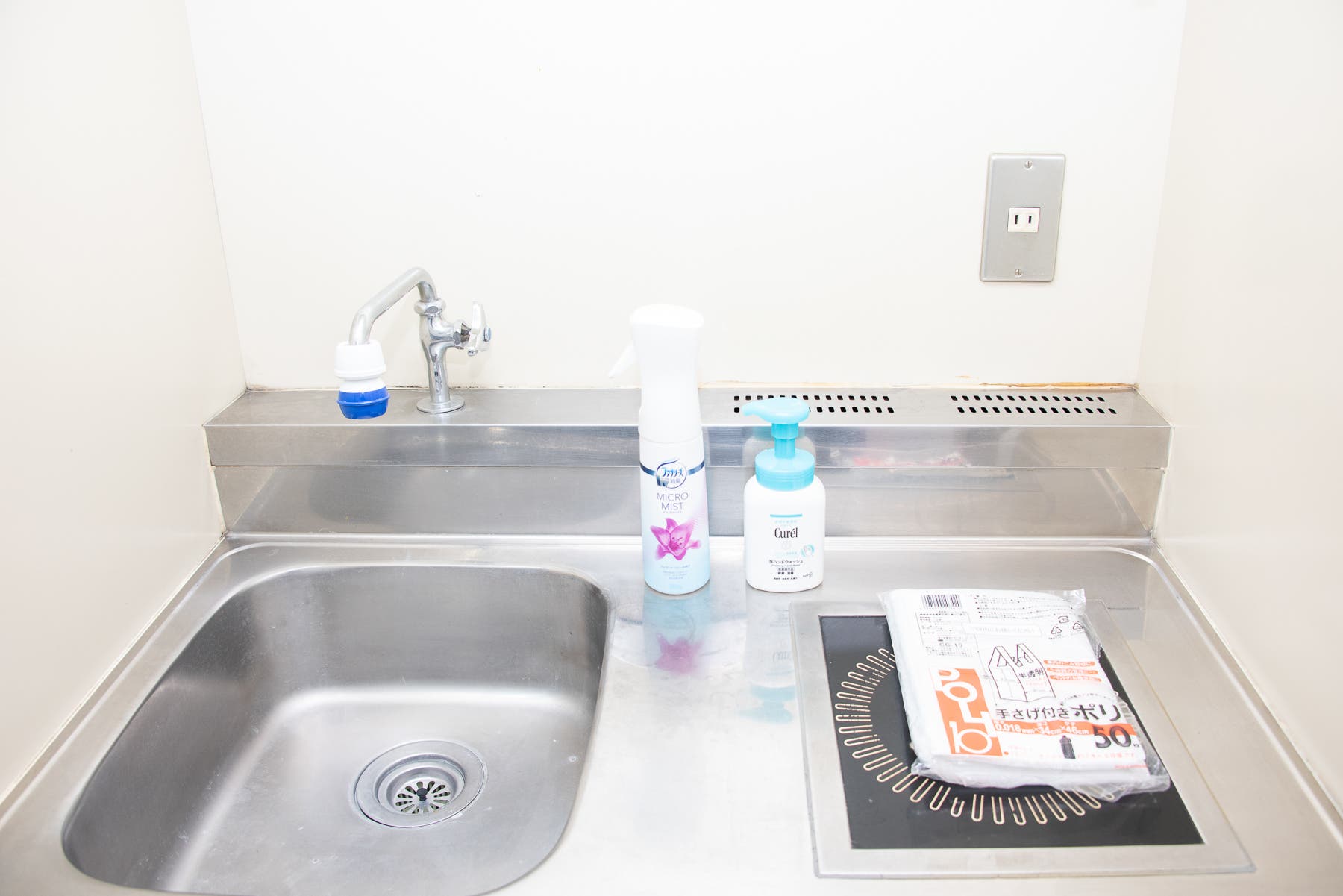 ★横浜駅2分!!★3時間・6時間以上で割引★高速Wi-Fi！24時間営業！落ち着いた完全個室！折り畳み机でレイアト自由！の写真12