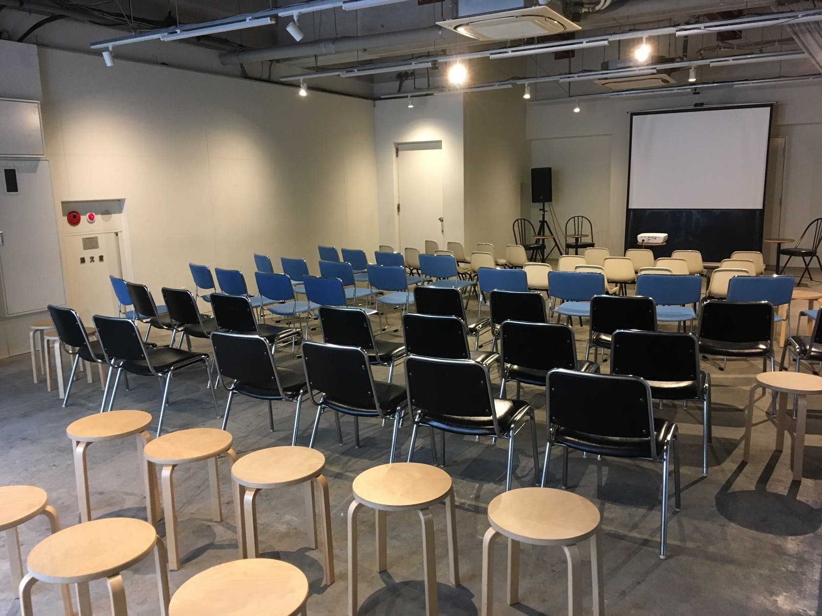 【上野浅草エリア、入谷駅1分】風通し抜群！天井高の白いオシャレ空間！イベント、会議、撮影、舞台、ポップアップショップに　の写真8