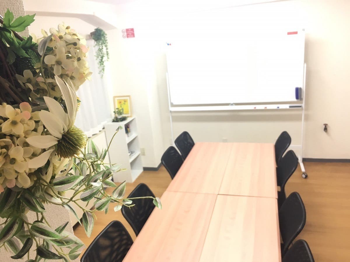 【新橋駅から徒歩30秒！】無料Wi-Fi・40インチモニター完備の8人ゆったりの会議室【シンバー・ファイブ】の写真11