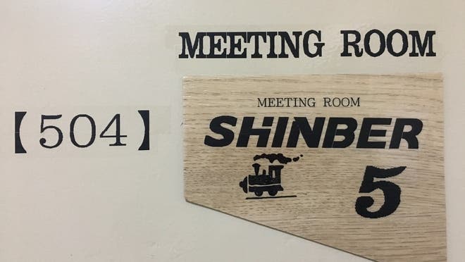【新橋駅から徒歩30秒!】無料Wi-Fi・40インチモニター完備の8人ゆったりの会議室【シンバー・ファイブ】の写真12