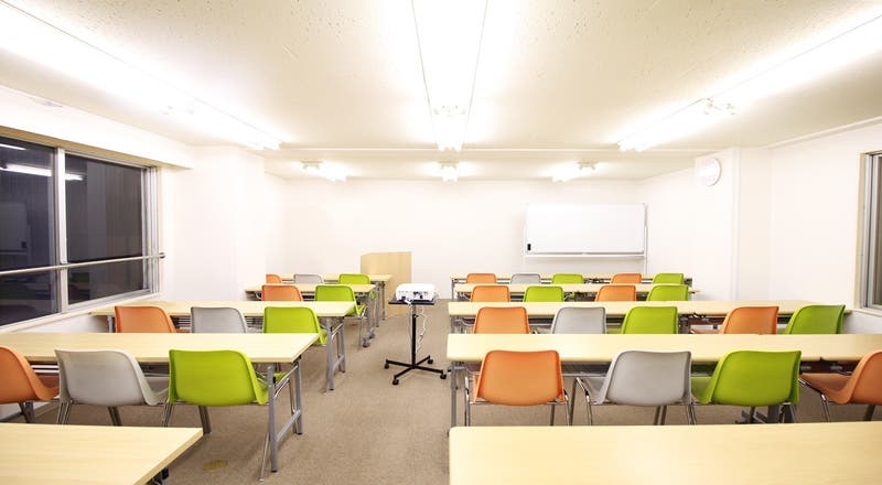 【新宿西口D5出口から2分・最安！】セミナー向け！プロジェクター・マイク・高速WiFi全て無料！ふれあい貸し会議室 新宿No12