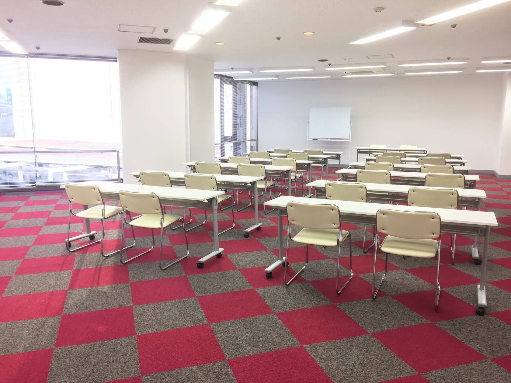 【町田駅直結！5F会議室】自然光で明るく☆広々スペース！会議・セミナー・オフ会・スクール利用に♪の写真1