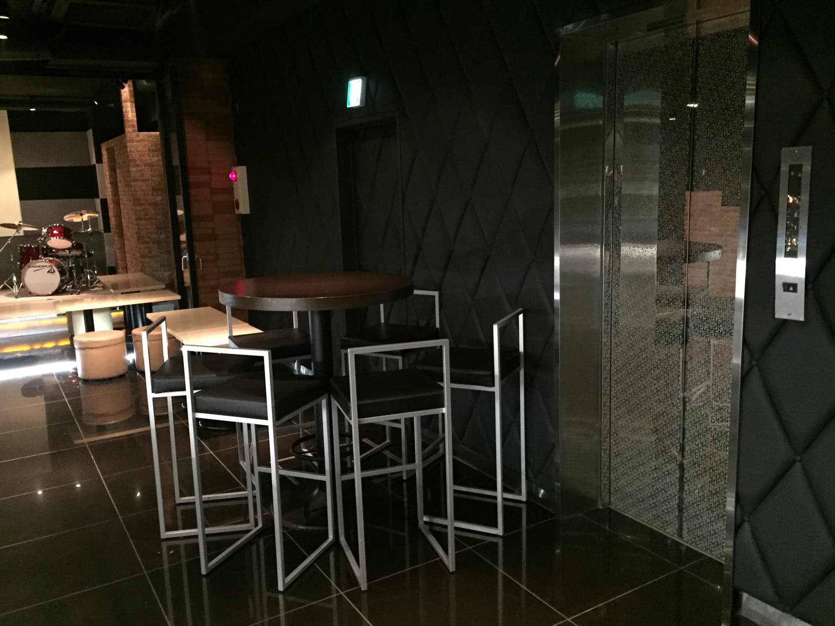 【赤坂のど真ん中】グランドピアノ,ドラム,プロジェクター等の設備充実！お洒落なLIVE BARなのでロケや撮影にも最適！の写真6