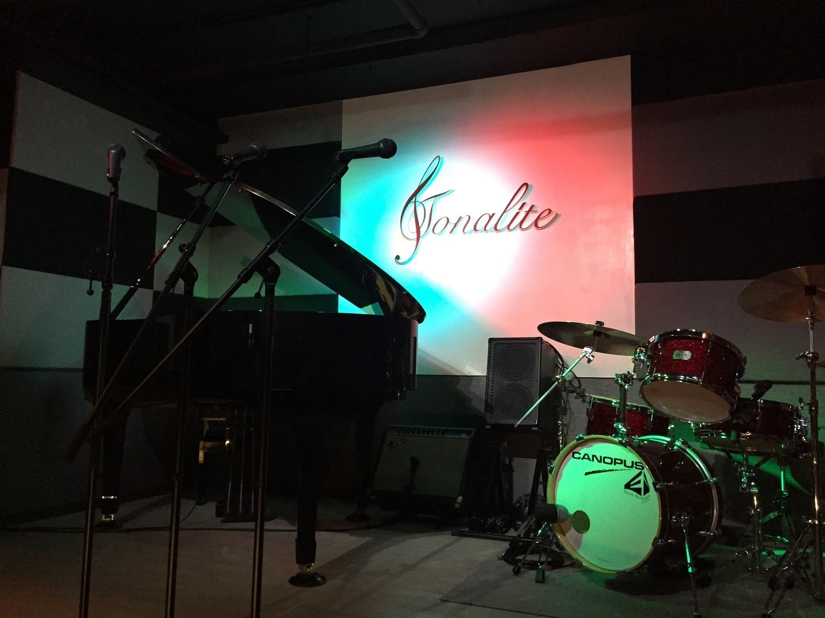 【赤坂のど真ん中】グランドピアノ,ドラム,プロジェクター等の設備充実！お洒落なLIVE BARなのでロケや撮影にも最適！の写真9