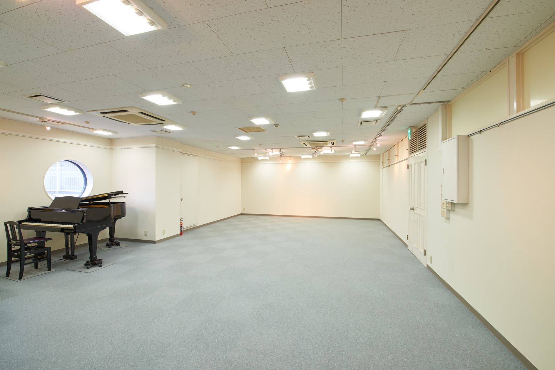 【町田駅直結！3Fギャラリー】ピクチャーレール・スポット完備！かわいい丸窓があるスペースで展示会・マルシェ利用に♪の写真3