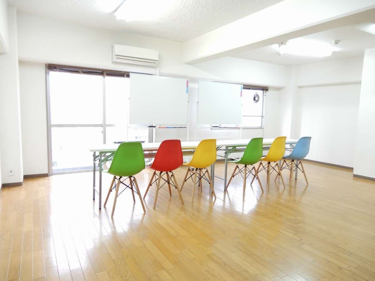 ＜カラフルスペース🌈＞【室内動画あり】高評価⭐️応援特価⭐️明るく(南向大窓)広く快適に⭐️気楽自由に⭐️大型鏡・整体ﾍﾞｯﾄﾞの写真5