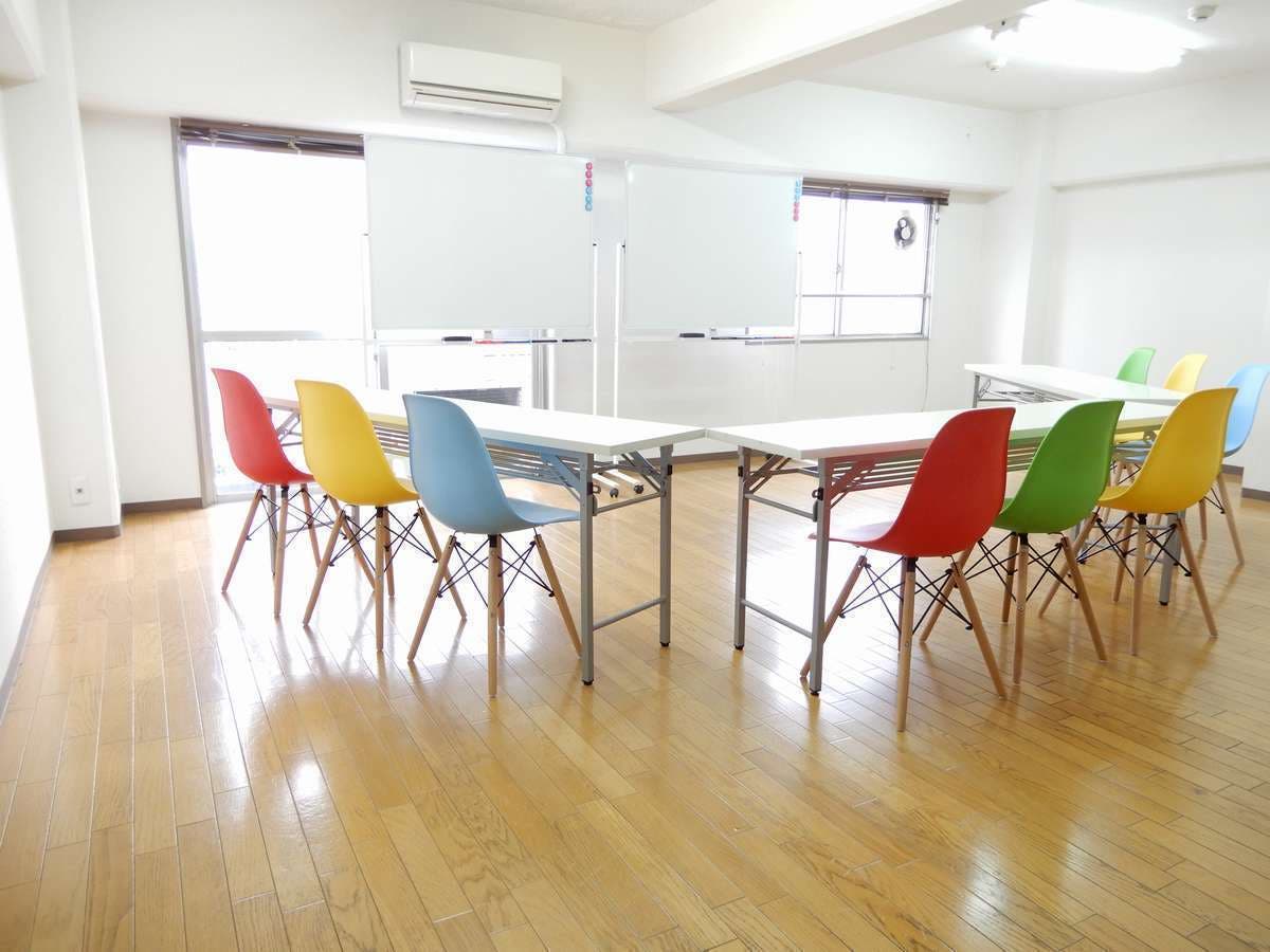 ＜カラフルスペース🌈＞【室内動画あり】高評価⭐️応援特価⭐️明るく(南向大窓)広く快適に⭐️気楽自由に⭐️大型鏡・整体ﾍﾞｯﾄﾞの写真7