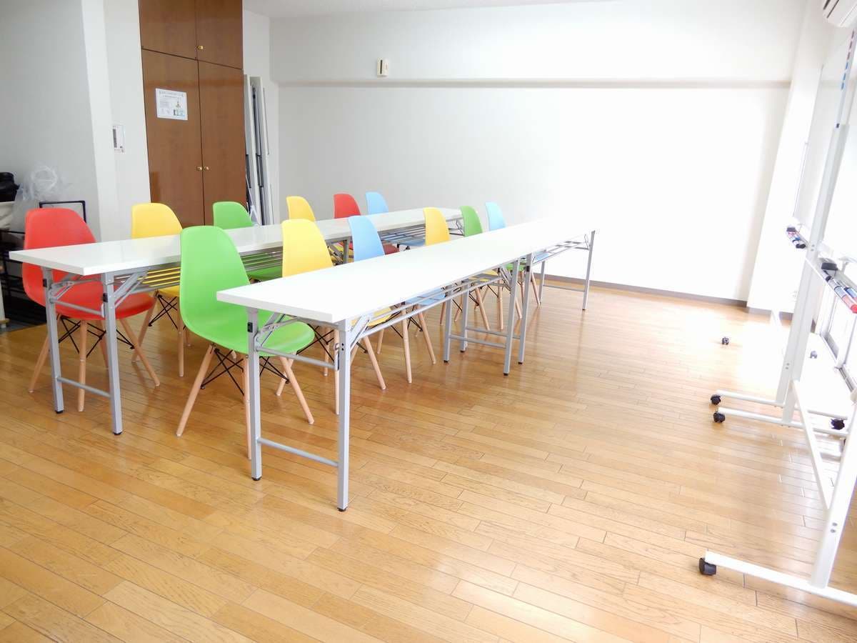 ＜カラフルスペース🌈＞【室内動画あり】高評価⭐️応援特価⭐️明るく(南向大窓)広く快適に⭐️気楽自由に⭐️大型鏡・整体ﾍﾞｯﾄﾞの写真6