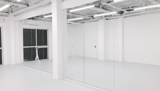 三軒茶屋駅、徒歩圏!白を基調にしたスタジオ!ダンス・ヨガ・バレエ・ママ会・会議利用などにどうぞ!の写真1