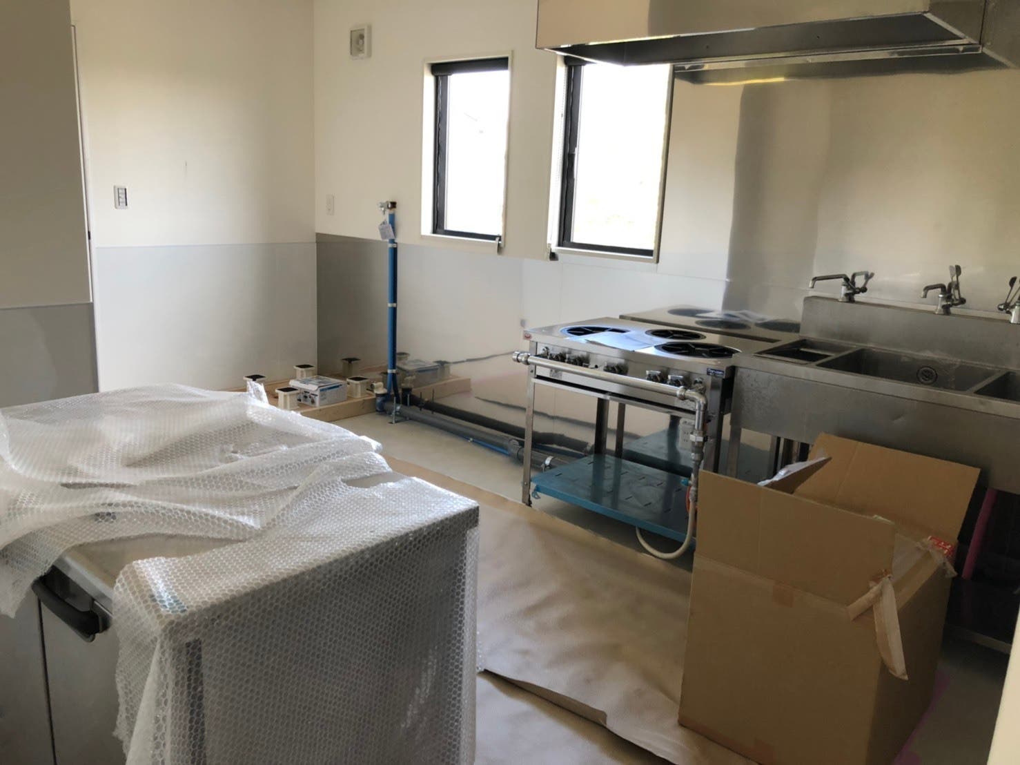 キッズルーム・キッチン付きカフェスペース。駐車場たっぷり完備。タバコルーム完備。お皿も無料でご用意しております。の写真6