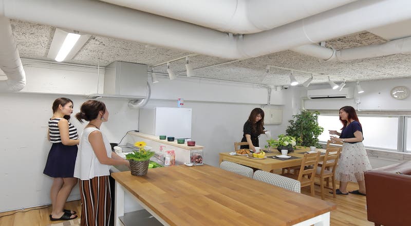 ①広々したパーティスペースで✴︎料理教室/女子会/ママ会/ 料理教室/＜花隈駅徒歩3分＞★キッチン付き