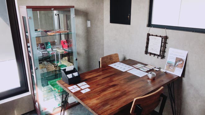 キッズルーム・キッチン付きカフェスペース。駐車場たっぷり完備。タバコルーム完備。お皿も無料でご用意しております。の写真1