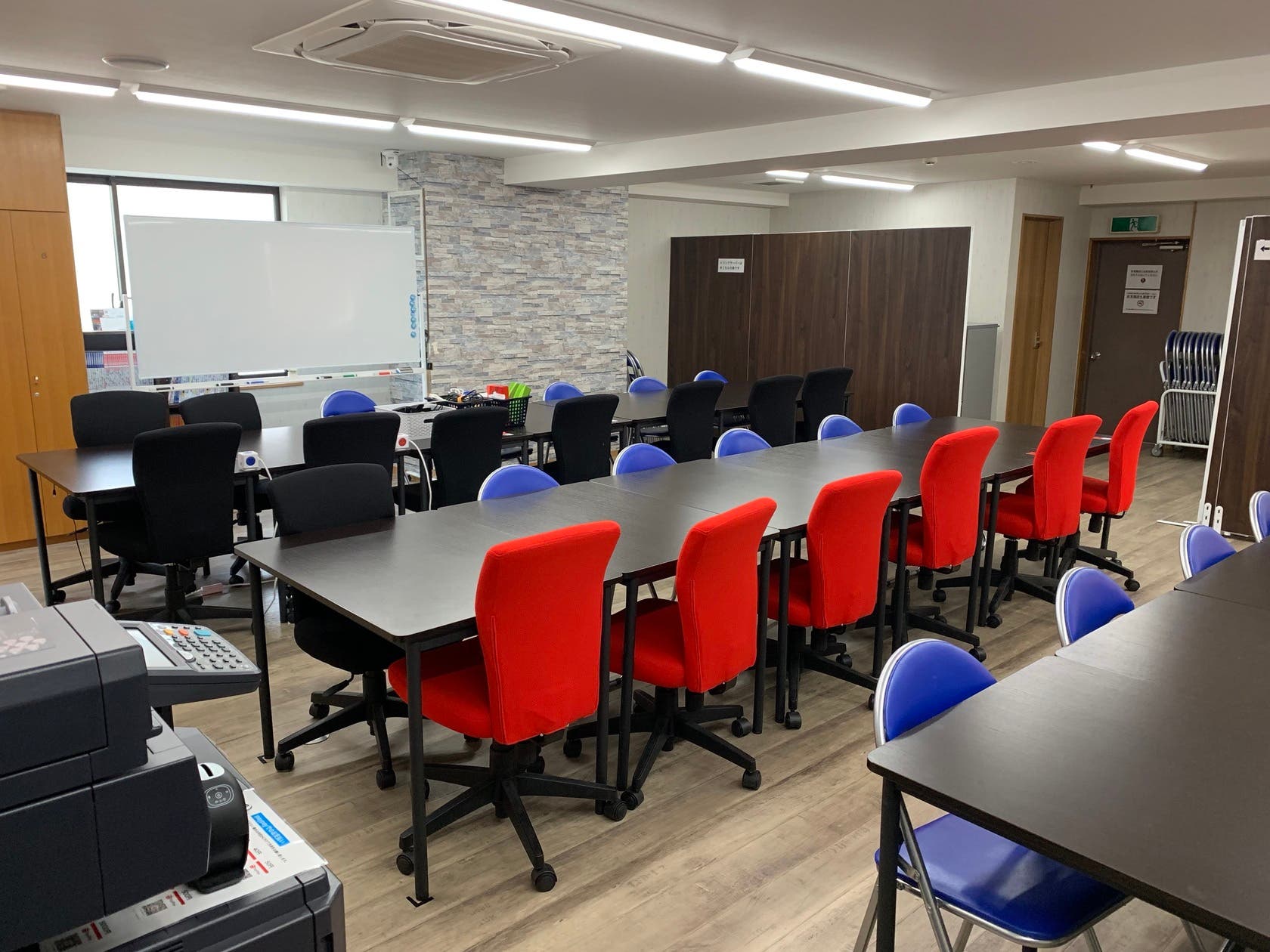 【八王子駅徒歩10分】会議や勉強会・セミナーに最適！レンタルスペースWakU2■WiFi/プロジェクター/ホワイトボード完備■の写真3