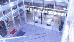 【表参道駅徒歩3分】広いテラス!自然光が入るデザイナーズビル地下1階!面貸し・撮影・ロケなどにおすすめ。の写真2
