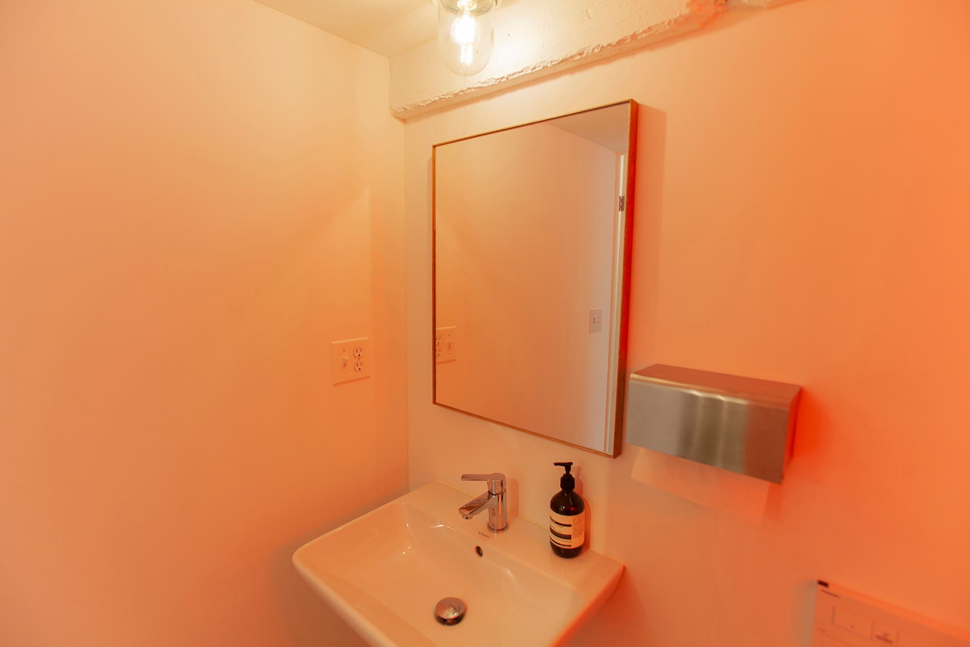 代々木公園近くのオープンスペース。撮影機材、WIFI完備。展示会やオフサイトミーティングなどに。の写真8