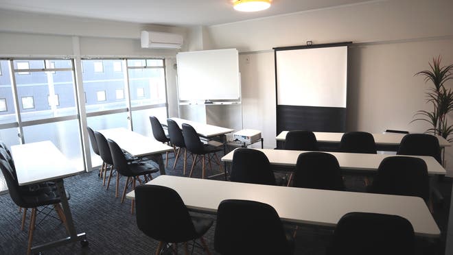◆博多駅徒歩3分◆感染・暑さ対策実施中!講習会や研修などにおすすめ!プロジェクターも使用無料。お気軽会議室博多11の写真1