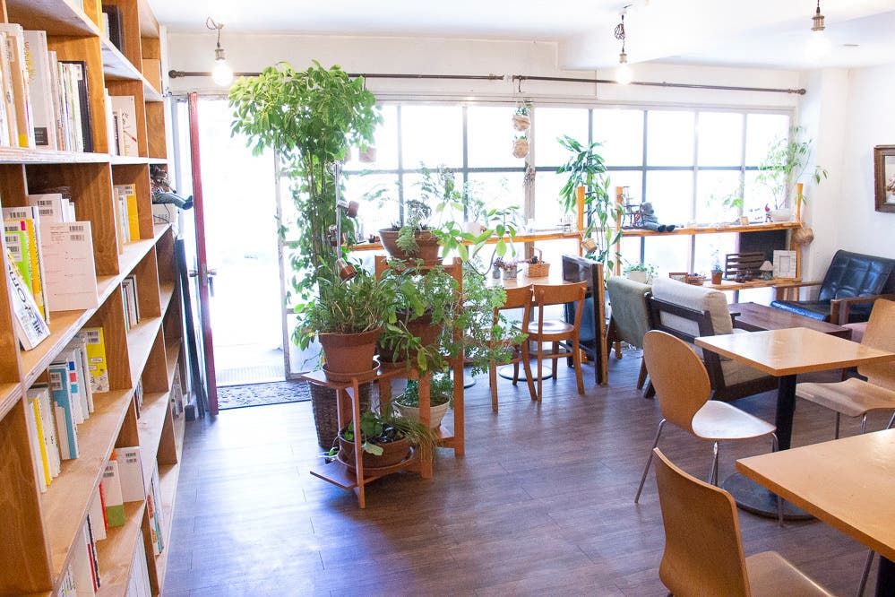 magari~カフェスタジオ~壁一面に本棚のある調理・飲食が可能な撮影スタジオの写真4
