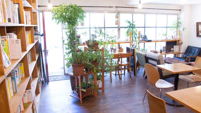 magari~カフェスタジオ~壁一面に本棚のある調理・飲食が可能な撮影スタジオの写真4