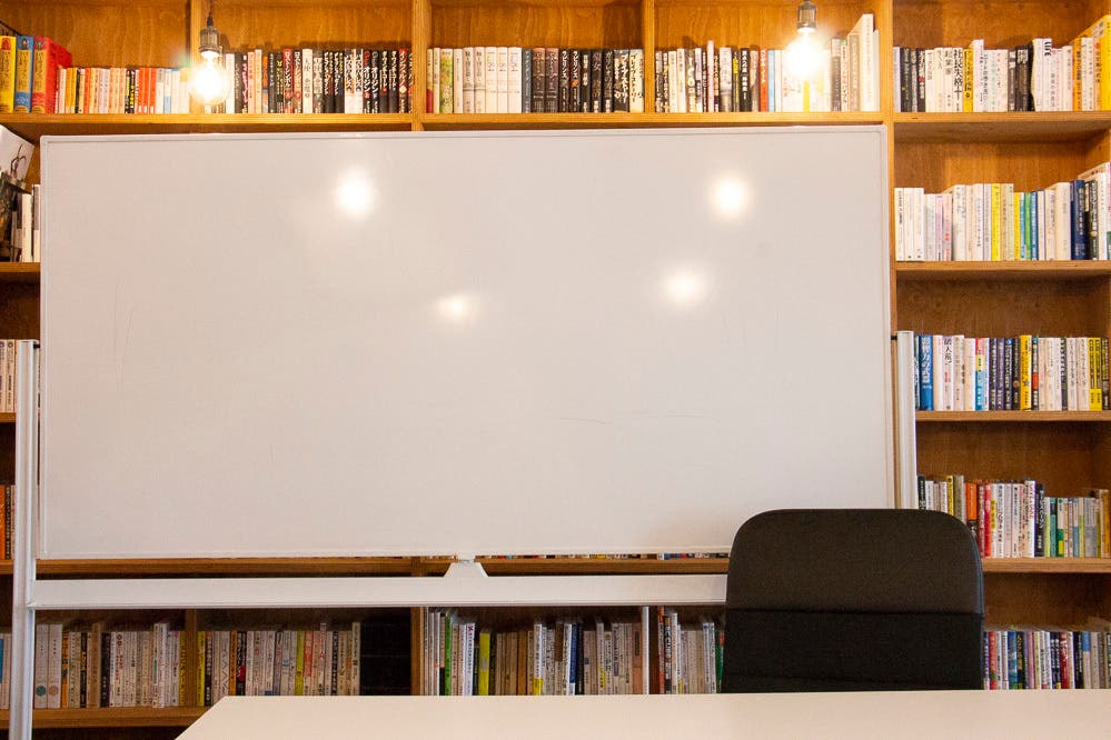 magari~カフェスタジオ~壁一面に本棚のある調理・飲食が可能な撮影スタジオの写真5