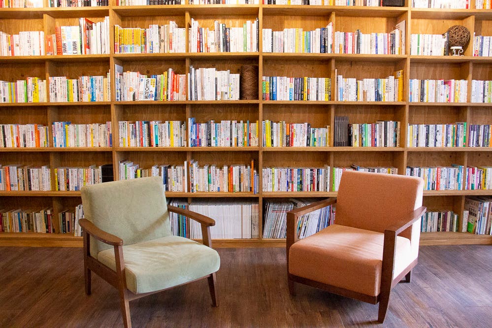 magari~カフェスタジオ~壁一面に本棚のある調理・飲食が可能な撮影スタジオの写真6