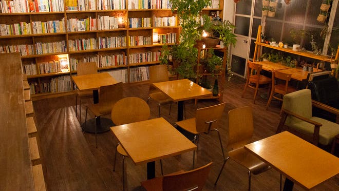 magari~カフェスタジオ~壁一面に本棚のある調理・飲食が可能な撮影スタジオの写真8