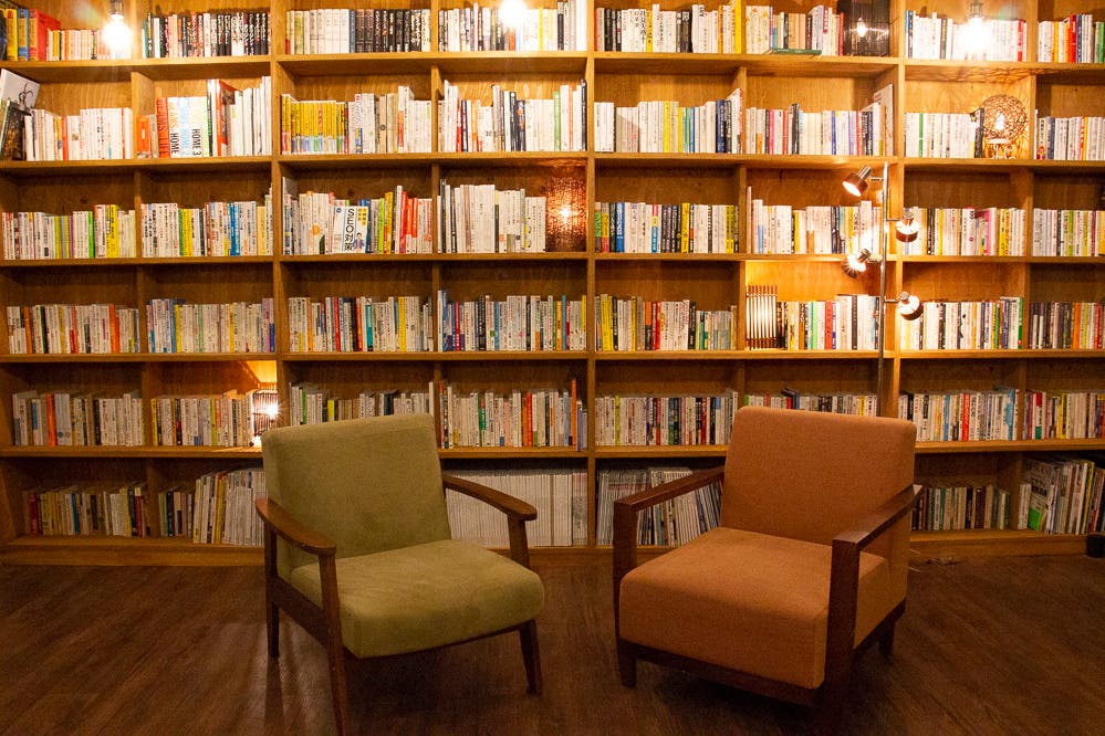 magari~カフェスタジオ~壁一面に本棚のある調理・飲食が可能な撮影スタジオの写真9