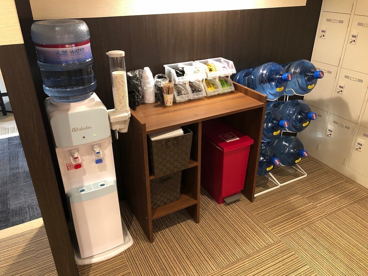 コワーキングスペース「BIZcomfort京都四条烏丸」の8名用会議室。#完全個室#大型モニター(MAXHUB)の写真7