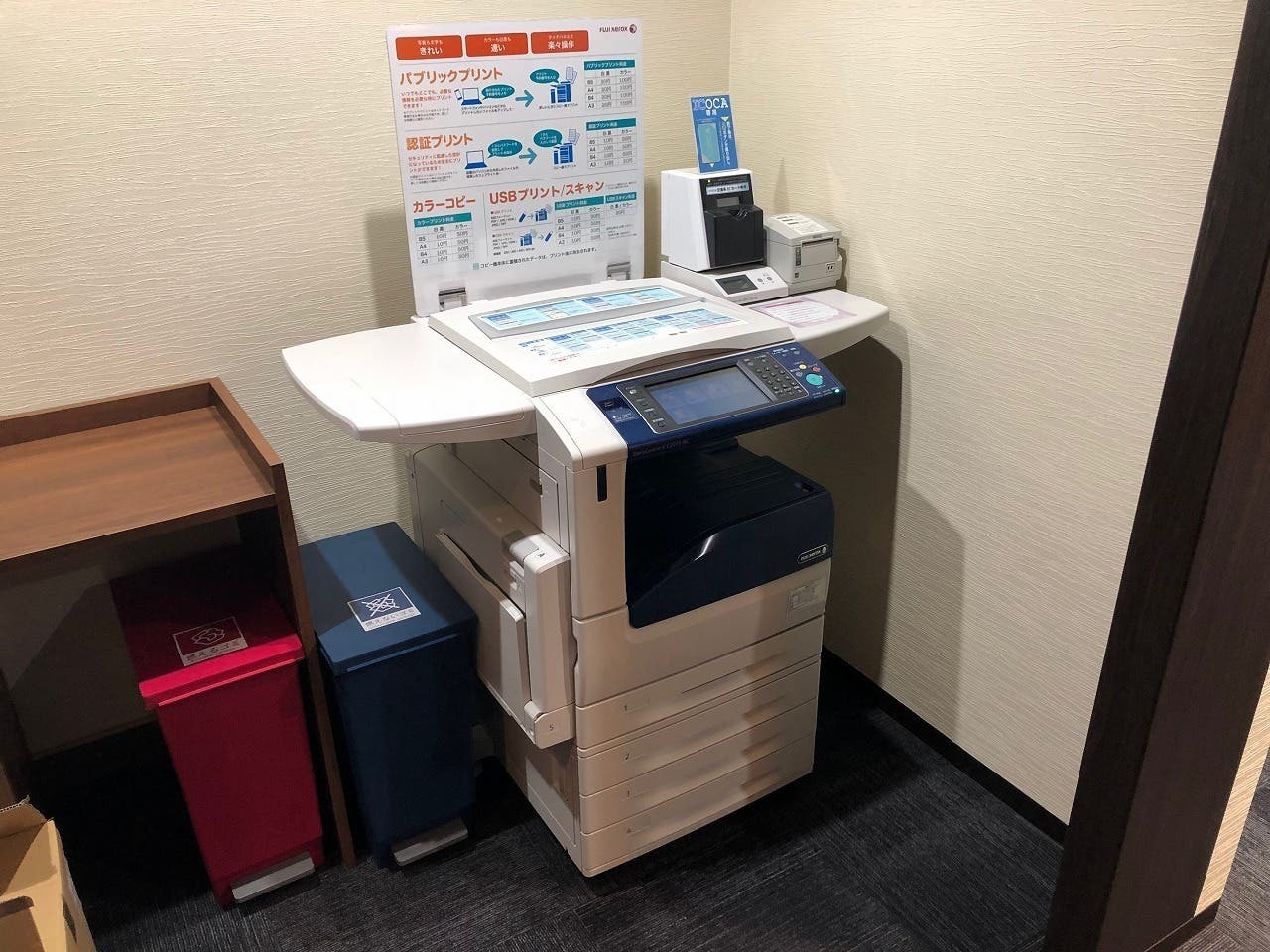 コワーキングスペース「BIZcomfort京都四条烏丸」の8名用会議室。#完全個室#大型モニター(MAXHUB)の写真6