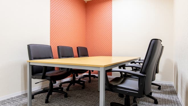 コワーキングスペース BIZcomfort京都四条烏丸の6名用会議室#完全個室の写真1