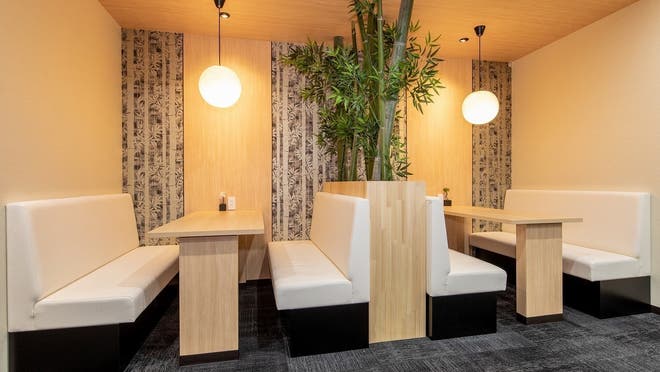 コワーキングスペース BIZcomfort京都四条烏丸の6名用会議室#完全個室の写真3