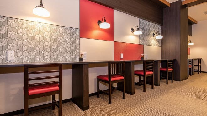 コワーキングスペース「BIZcomfort京都四条烏丸」の8名用会議室。#完全個室#大型モニター(MAXHUB)の写真3