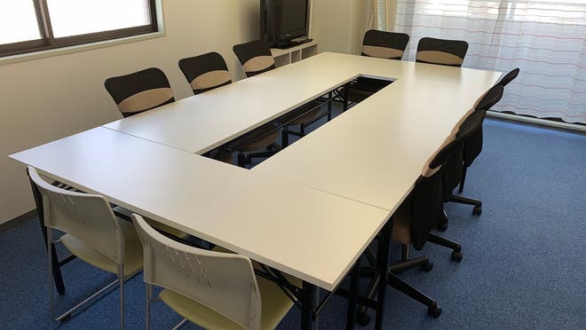 リピーター多数【東西線飯田橋歩30秒・JR飯田橋歩3分】各種教室、会議、商談、面接、研修、撮影、ボドゲ等に最適な個室スペースの写真1