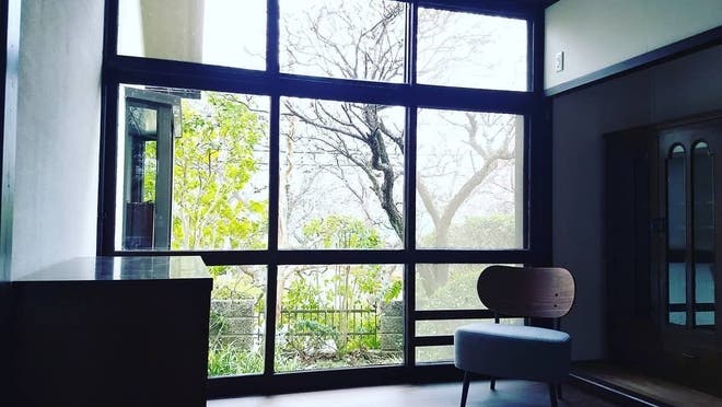 384㎡の贅沢な空間:離れ付きの庭とサンルームのある邸宅の写真1