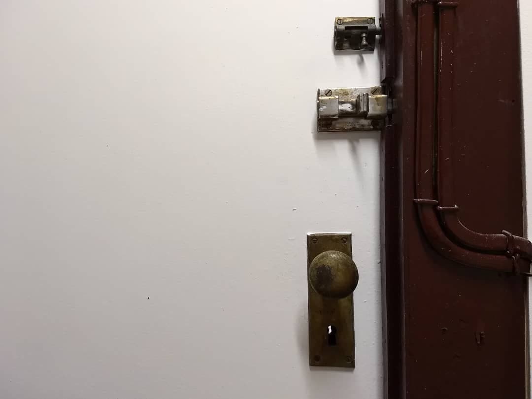 384㎡の贅沢な空間：離れ付きの庭とサンルームのある邸宅の写真12