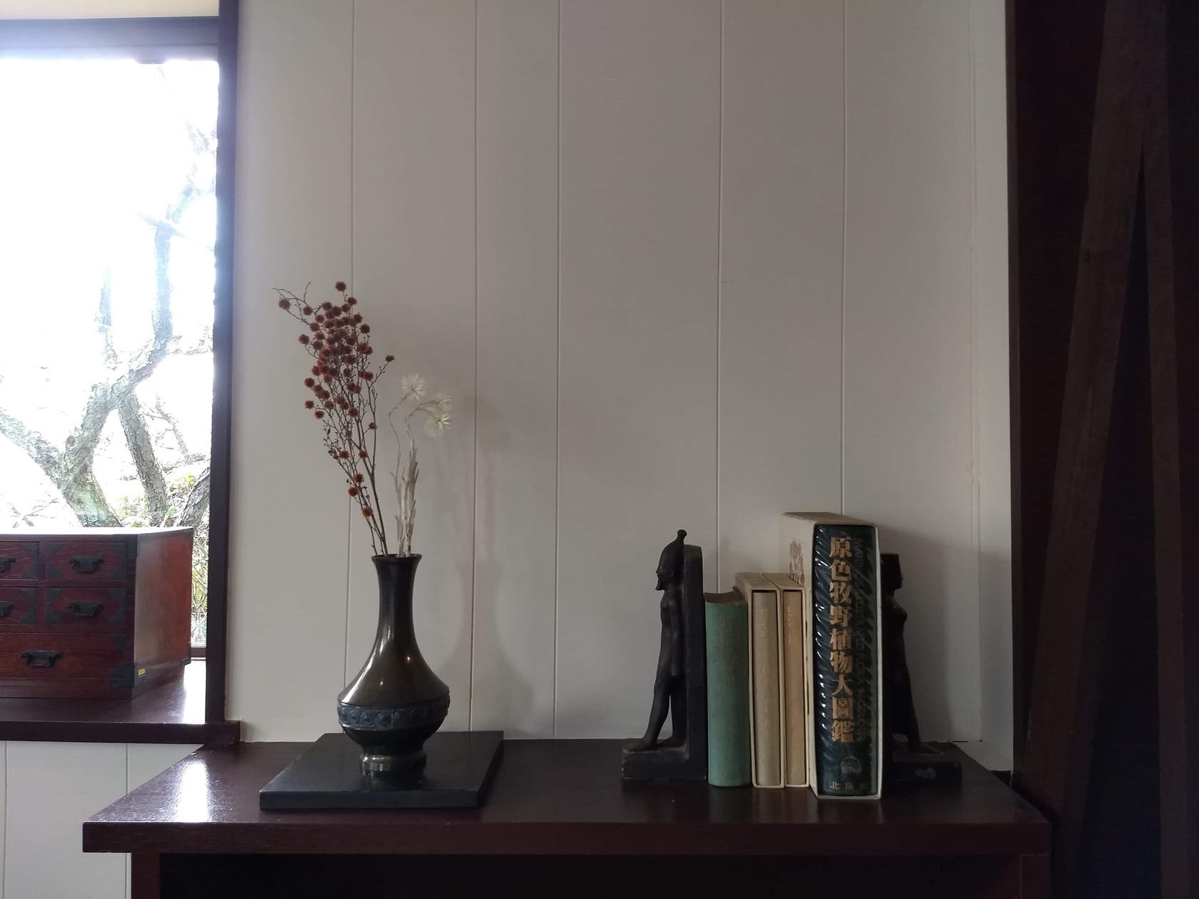 384㎡の贅沢な空間：離れ付きの庭とサンルームのある邸宅の写真17