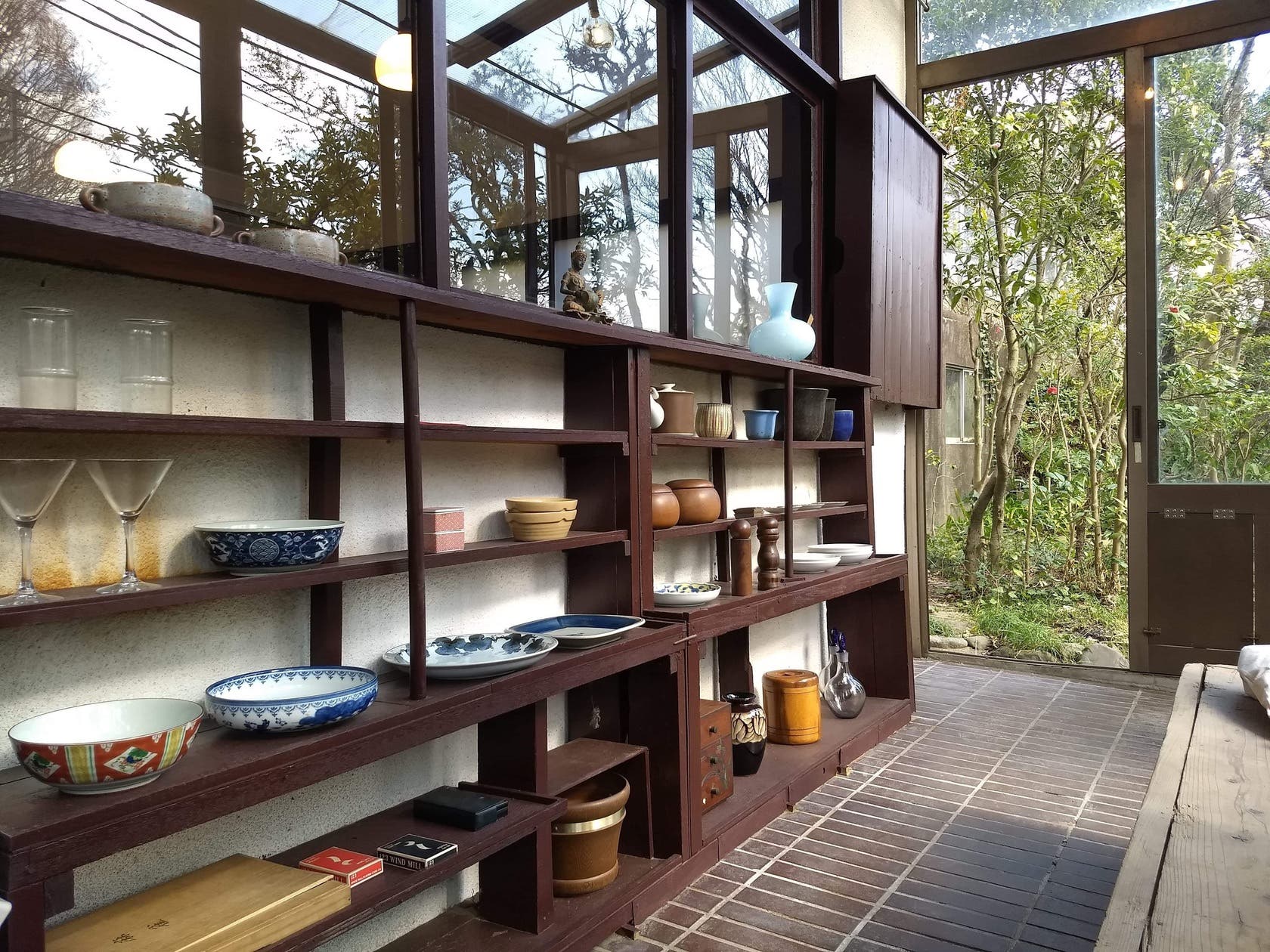 384㎡の贅沢な空間：離れ付きの庭とサンルームのある邸宅の写真7