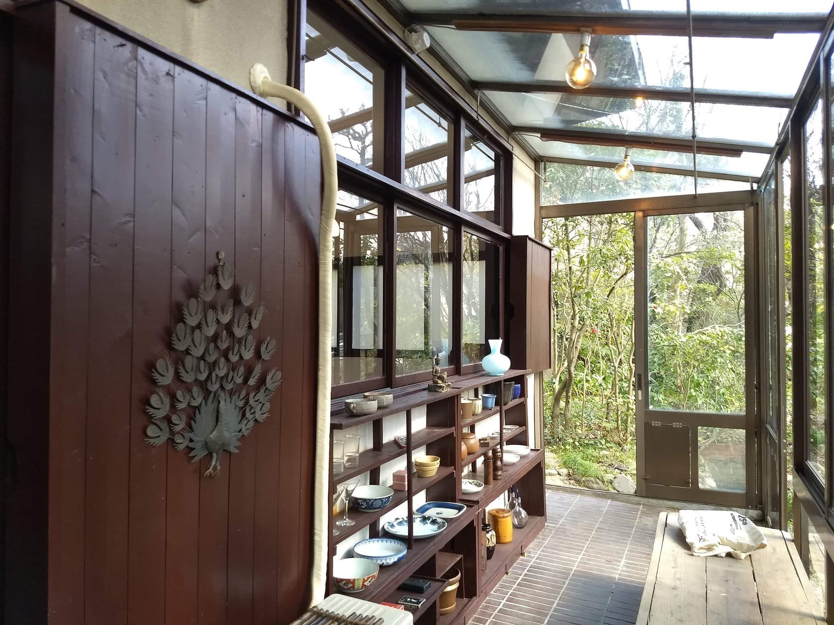 384㎡の贅沢な空間：離れ付きの庭とサンルームのある邸宅の写真8