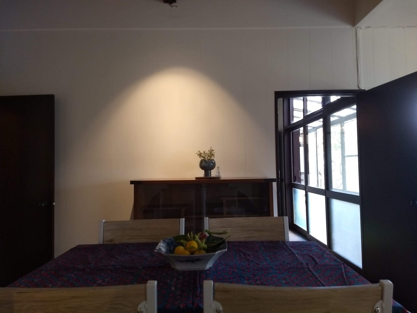 384㎡の贅沢な空間：離れ付きの庭とサンルームのある邸宅の写真15