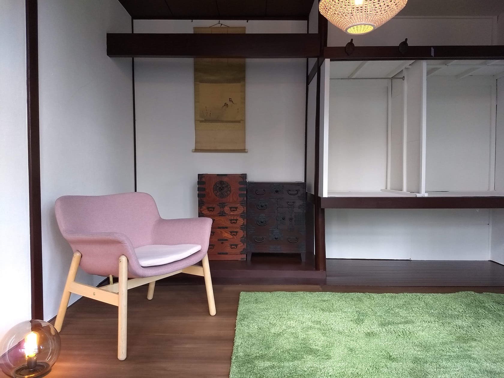 384㎡の贅沢な空間：離れ付きの庭とサンルームのある邸宅の写真4