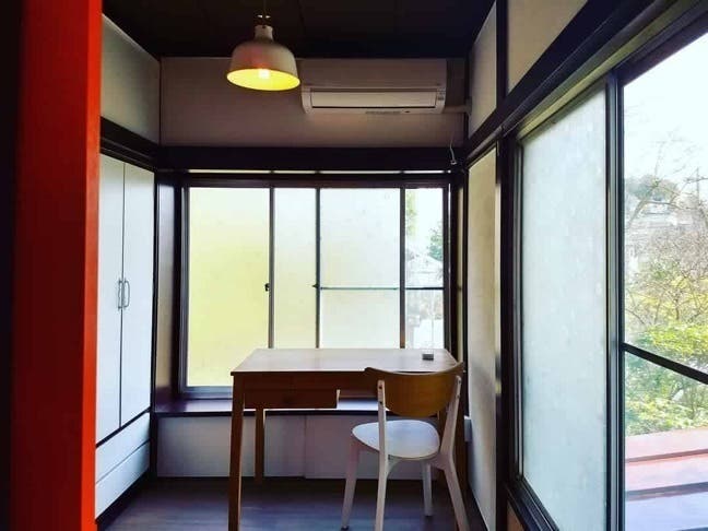 384㎡の贅沢な空間：離れ付きの庭とサンルームのある邸宅の写真5