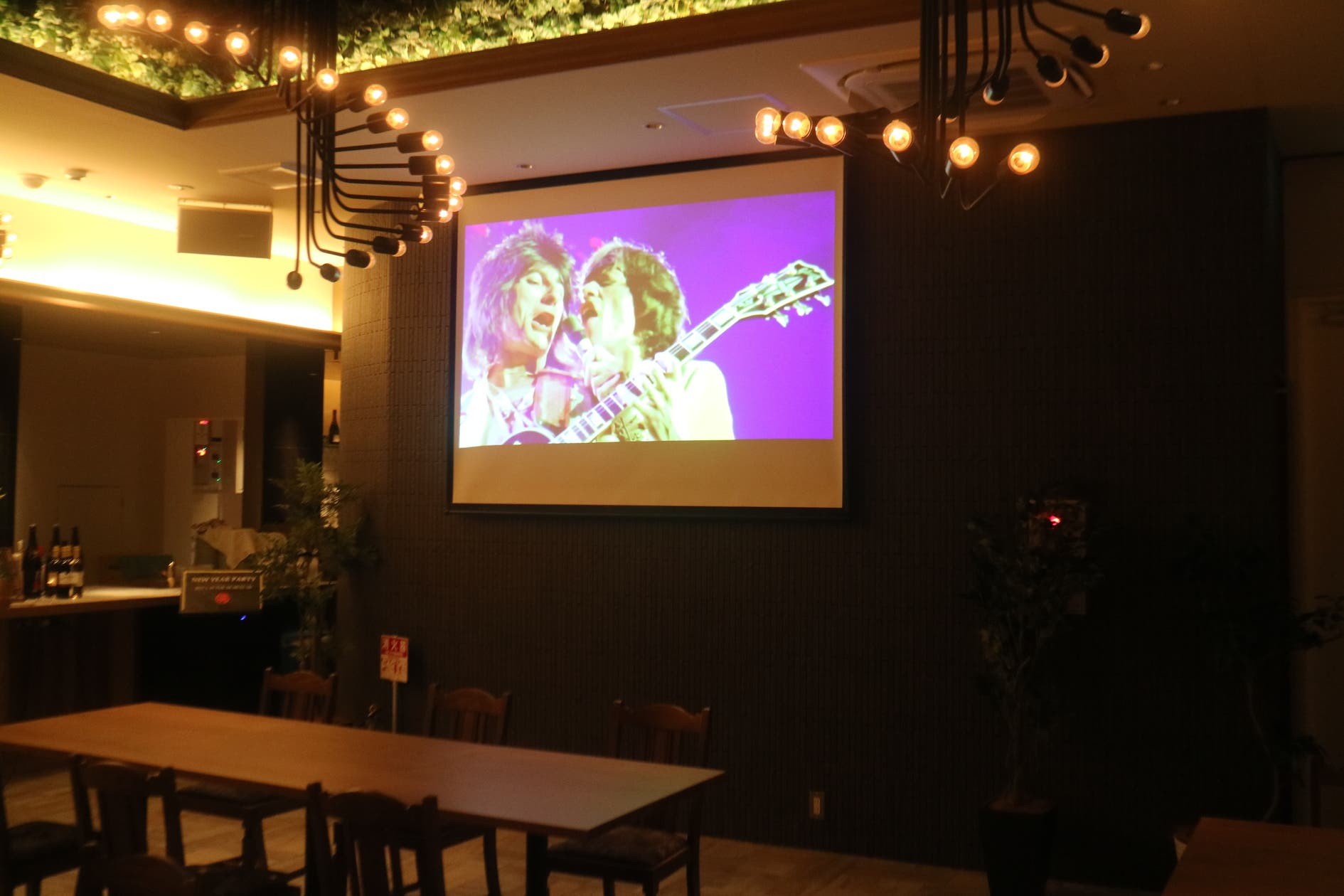 プロジェクター&スクリーン2面（100インチ）の画像1