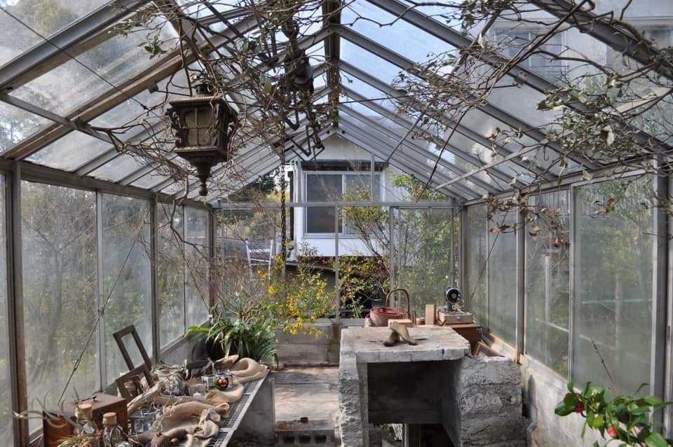 384㎡の贅沢な空間：離れ付きの庭とサンルームのある邸宅の写真6