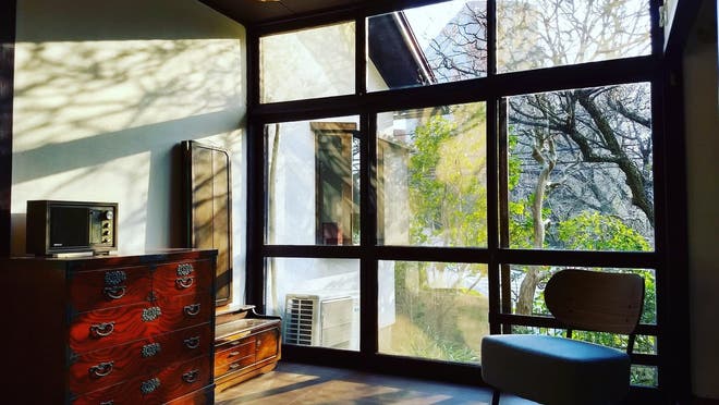 384㎡の贅沢な空間:離れ付きの庭とサンルームのある邸宅の写真3