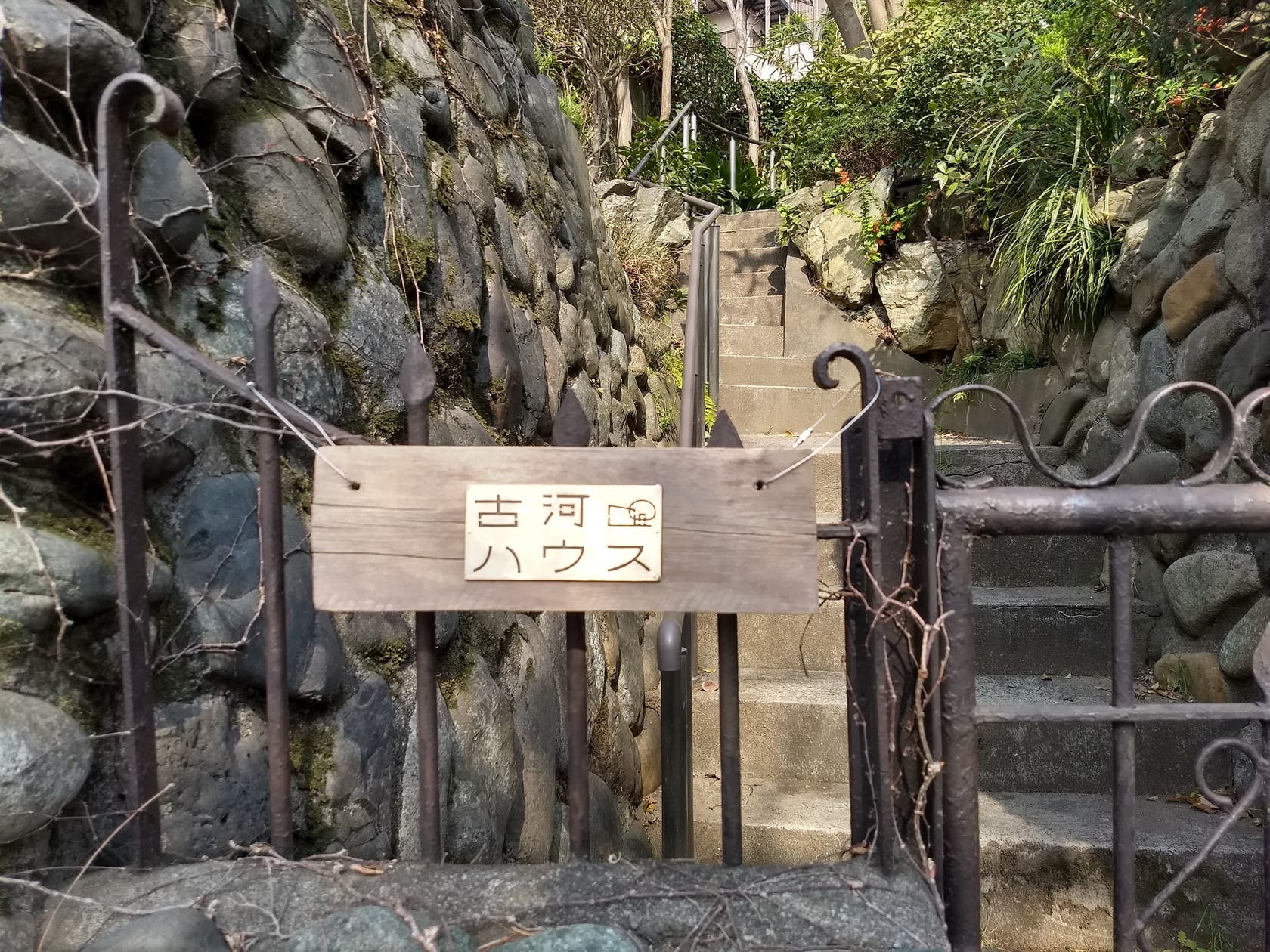 384㎡の贅沢な空間：離れ付きの庭とサンルームのある邸宅の写真27