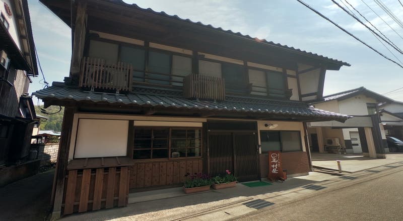 古民家リノベーション宿のコミュニティースペース！キッチン＆畳の間、冬にはこたつもあります♪