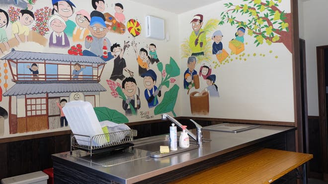 古民家リノベーション宿のコミュニティースペース!キッチン&畳の間、冬にはこたつもあります♪の写真2