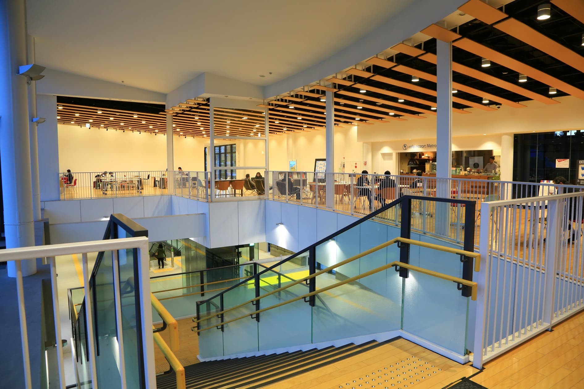 国際センター駅舎2F CAFÉ併設イベントスペース『青葉の風テラス』　　の写真14