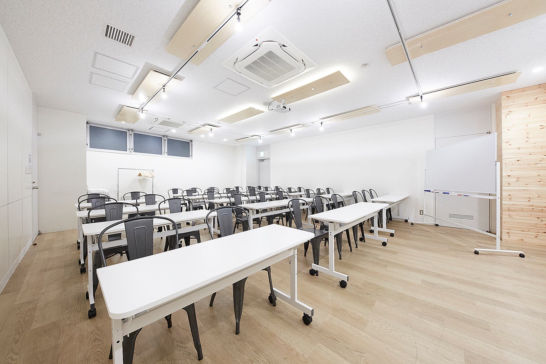 B【 品川駅 5分】オプション料金0円で設備・備品使い放題♪WiFi無料！清掃・消毒で衛生面も安心♥便利な駅近会議室の写真6