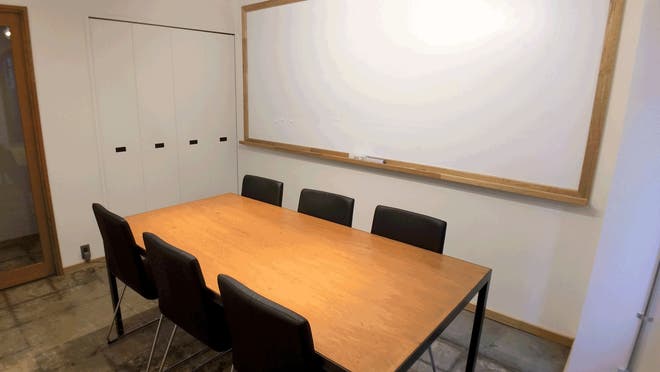 【本町・心斎橋】オンライン会議・リモートワークに最適!リノベーションレトロビルの会議室/無料wifi/ホワイトボード完備 の写真2