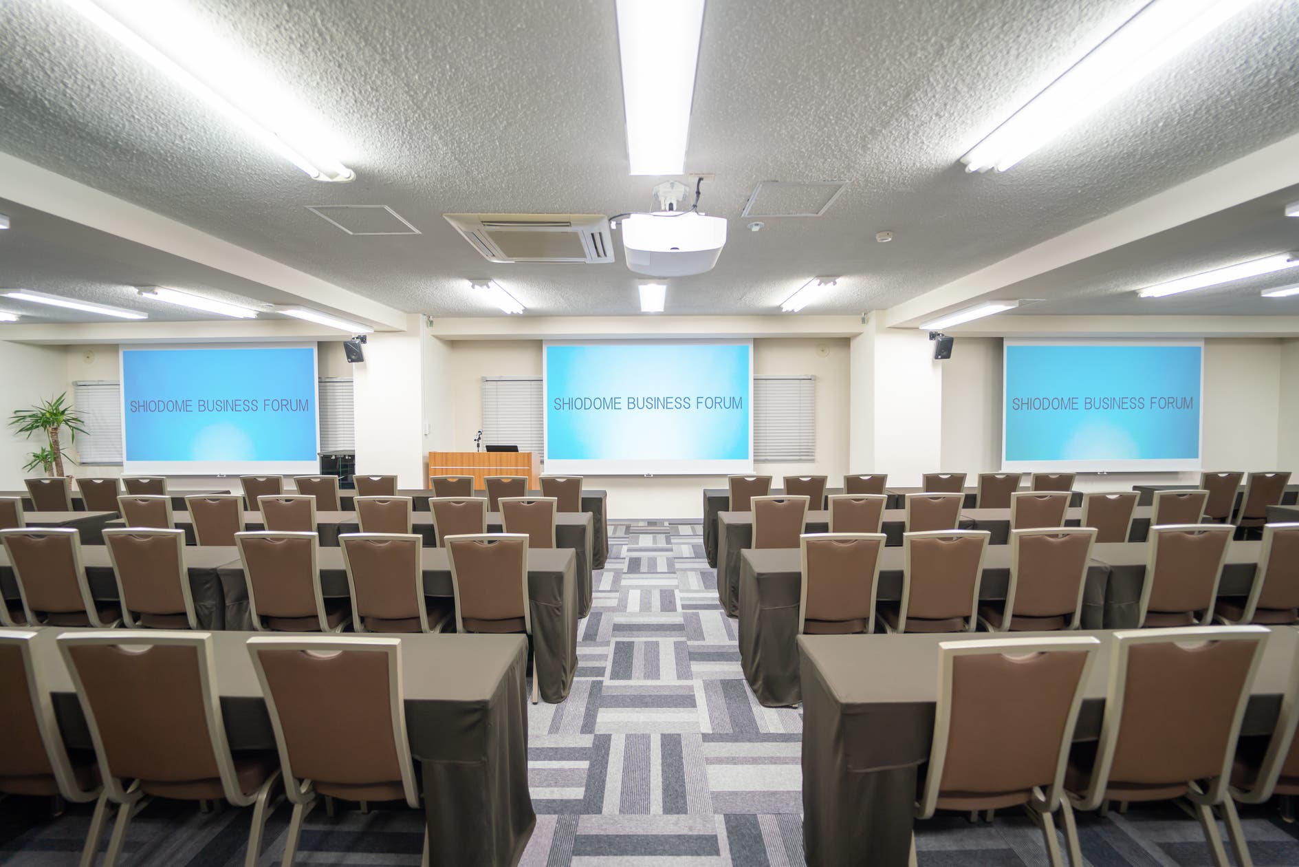 100名以上入ります！70～100人のセミナー・研修に最適。新橋・汐留駅から徒歩２分です。の写真2